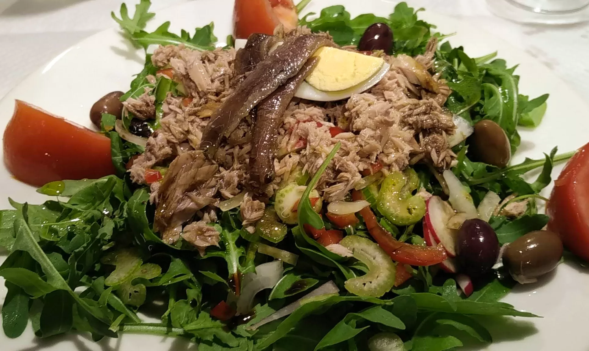 La ensalada nizarda original (salade niçoise) - BASTAPASTA