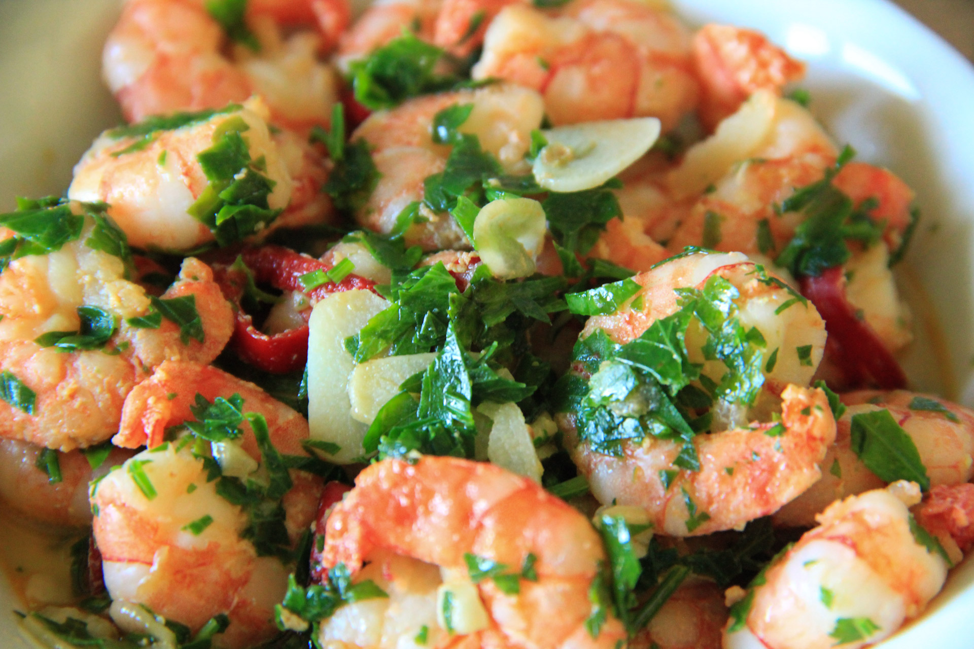 Receta tradicional de gambas al ajillo - BASTAPASTA