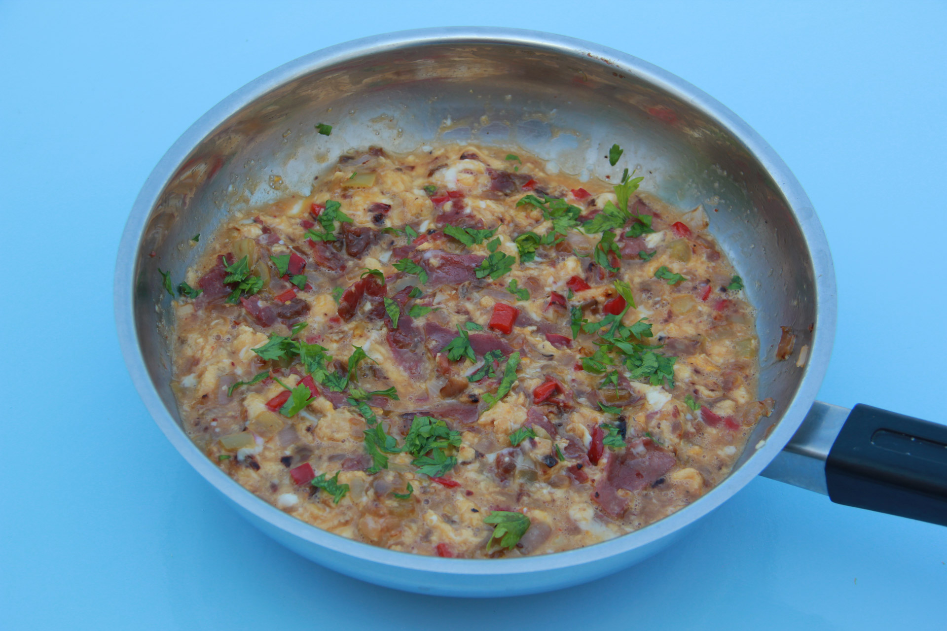 How to make traditional Turkish “menemen” (scrambled eggs with tomato ...